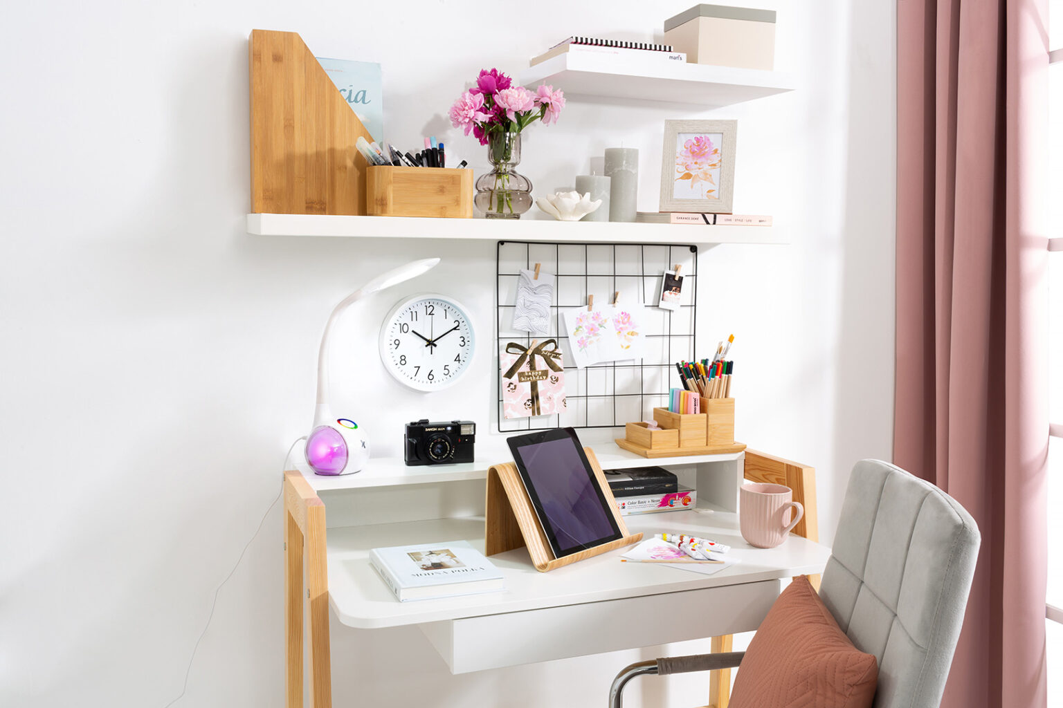 Pomysł na biurko w małym pokoju z Black Red White | Blog BRW