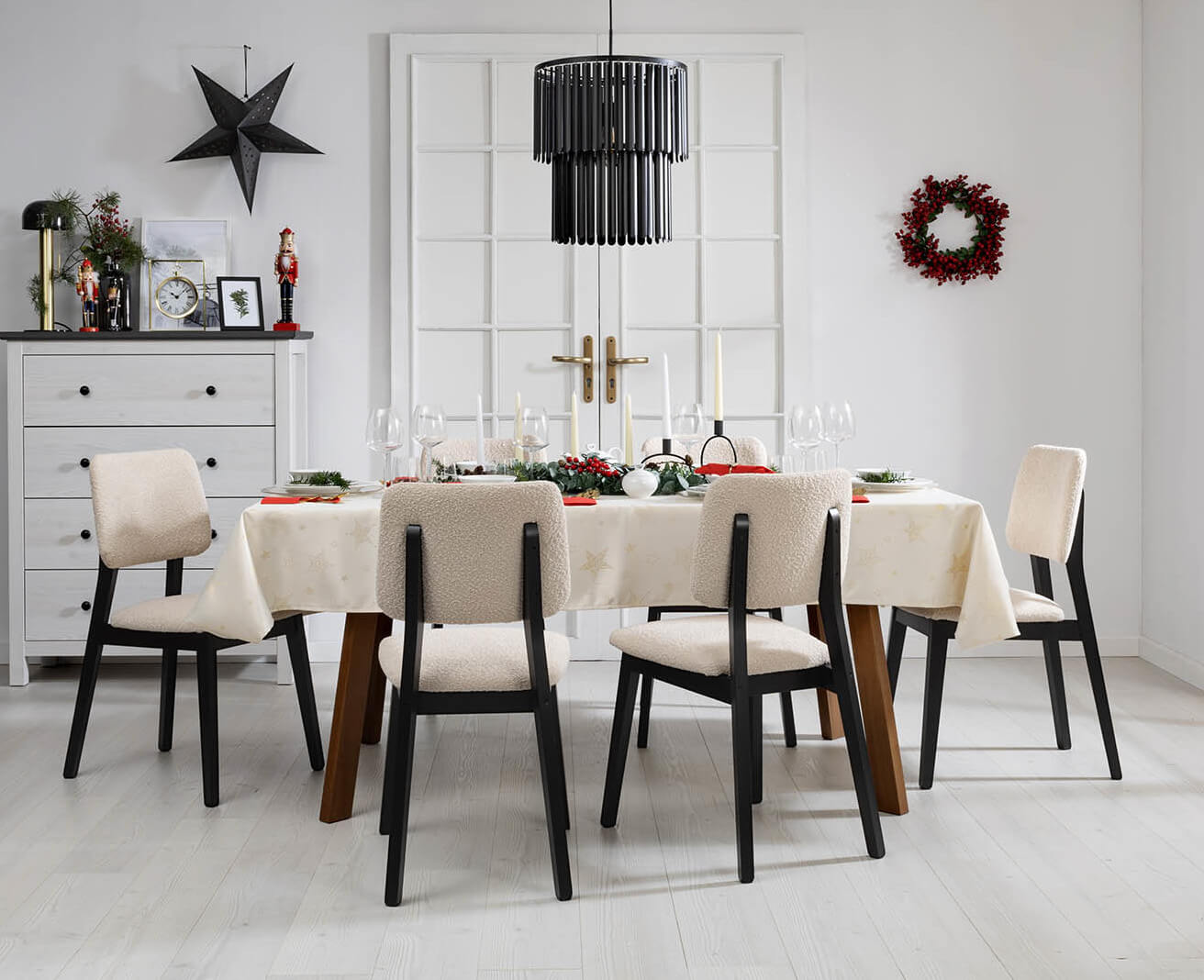 Świąteczny salon glamour – inspiracje z Black Red White